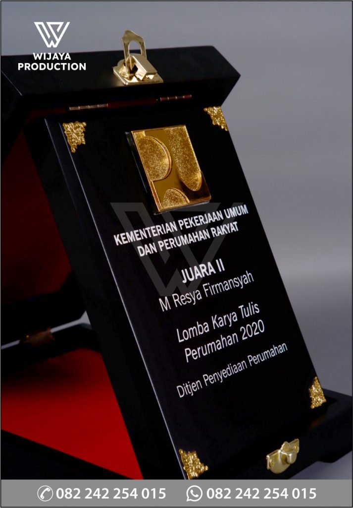Plakat Kayu Box Unisla - Wijaya Production