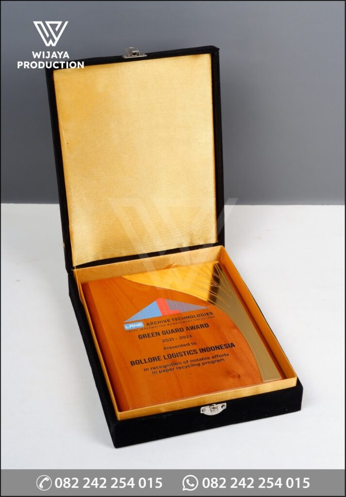 Plakat Kayu Green Guard Award - Wijaya Production