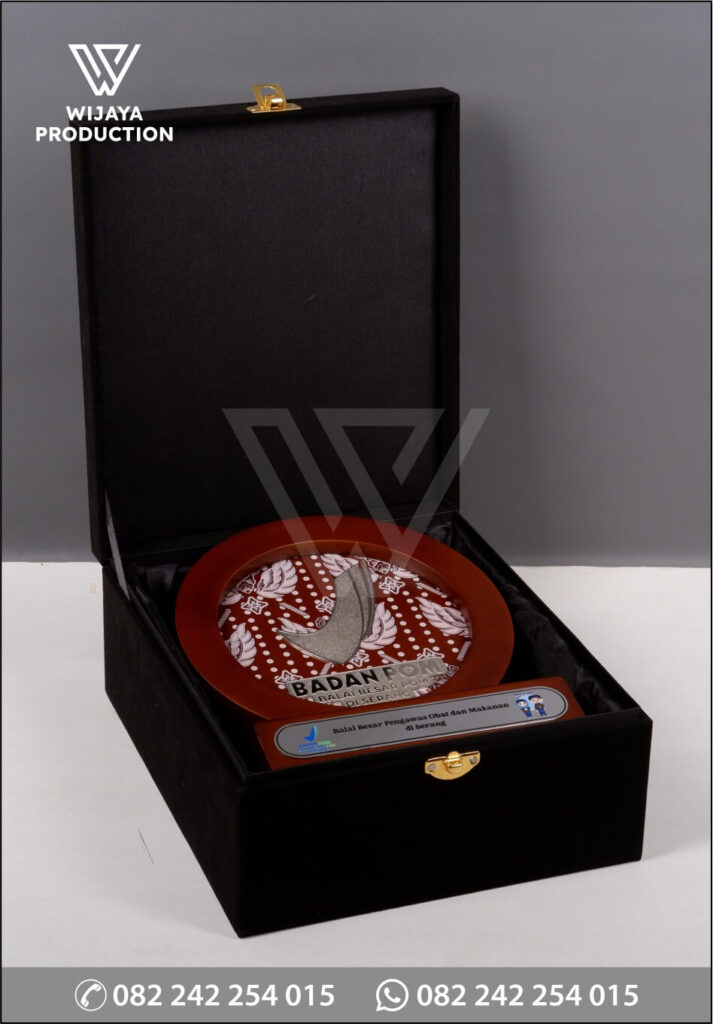 Plakat Kayu Bulat Badan POM Serang